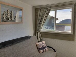 C12. Captain's Quarters (No Pets) | Roupa de alta qualidade, com decoração personalizada