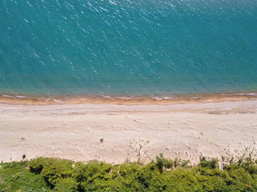 Perto da praia, areia branca, prática de pesca