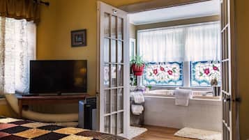 Suíte premium, 1 cama King, banheira de hidromassagem | Roupas de cama premium, Wi-Fi de cortesia