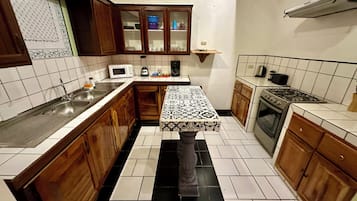 Suite | Cozinha privada | Um frigorífico/congelador grande, uma cafeteira/bule