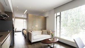 Apartamento, 2 camas Queen | Roupas de cama premium, frigobar, cofres nos quartos, escrivaninha