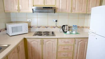 Chalé standard, vários quartos, vista para o jardim | Cozinha privada | Geladeira grande, micro-ondas, cooktop, chaleira elétrica