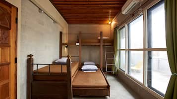 Quarto quádruplo econômico, várias camas, banheiro compartilhado, vista para a cidade | Roupas de cama antialérgicas, cofres nos quartos