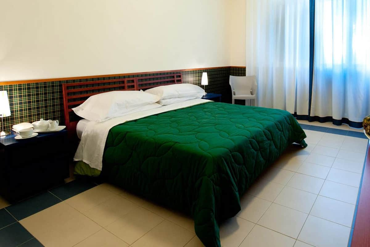 Cofre no quarto, secretária, berços/camas para crianças