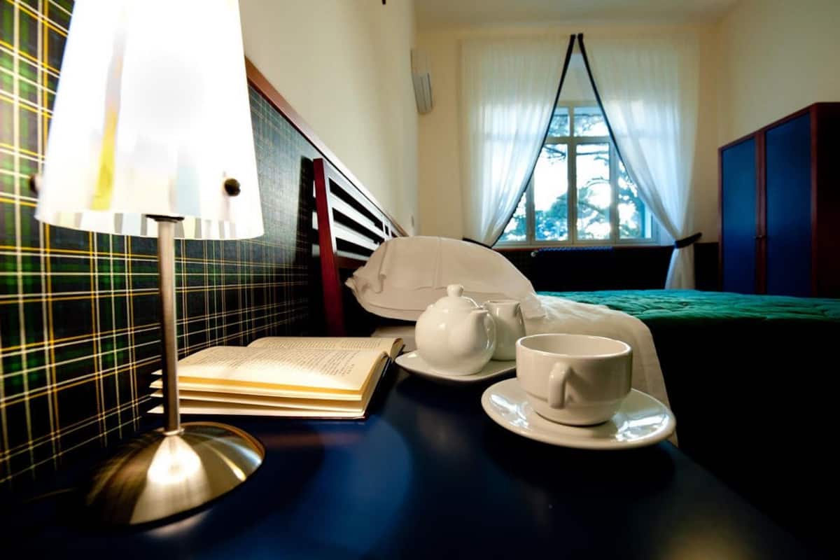 Cofre no quarto, secretária, berços/camas para crianças