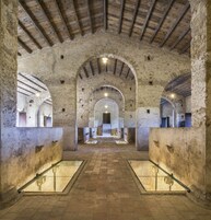 Um interior com tetos em arco e um espaço amplo central.