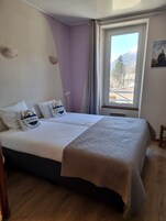 Quarto Duplo ou Twin, casa de banho privativa, vista para a montanha (hôtel 2 étoiles)