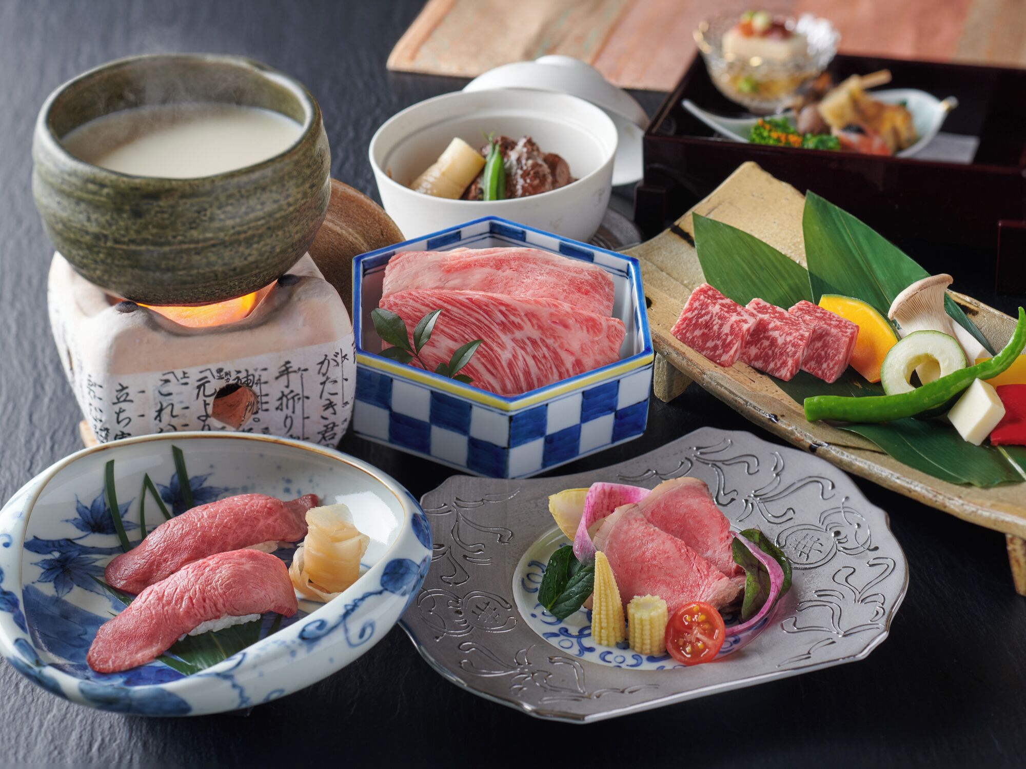 Uma refeição tradicional japonesa com diversos pratos e utensílios.