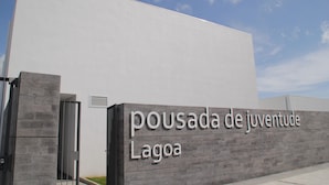 Um edifício moderno com uma placa que diz 'pousada de juventude Lagoa'.