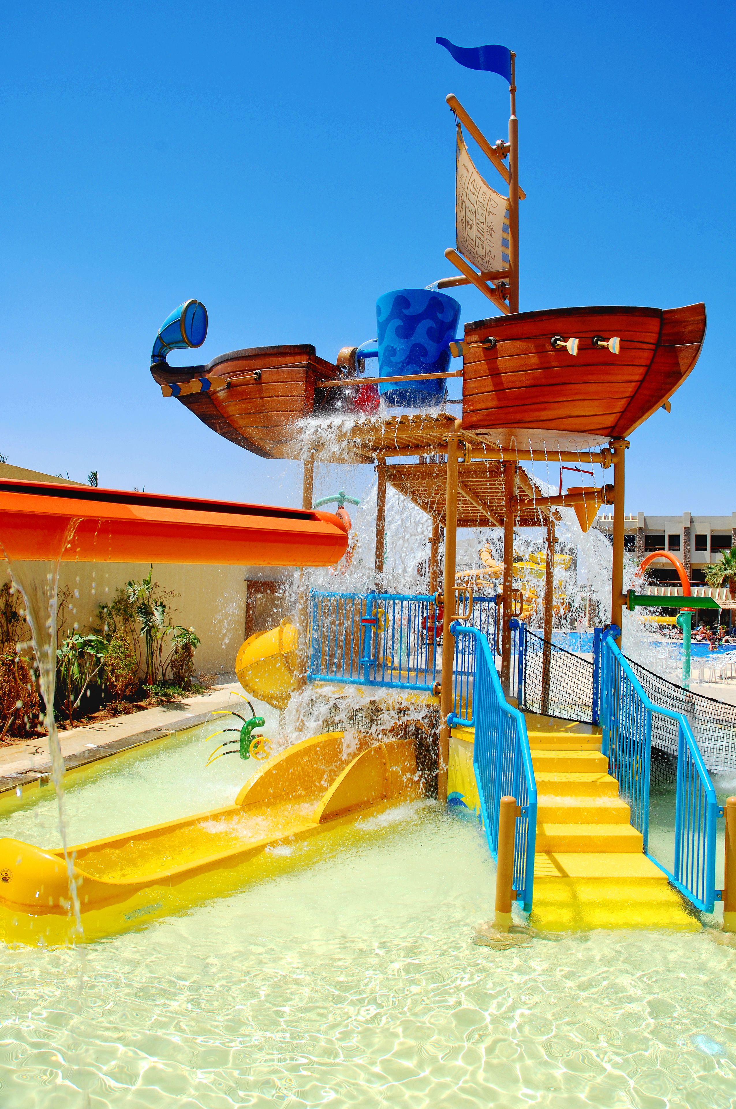 4 piscinas externas, guarda-sóis, espreguiçadeiras