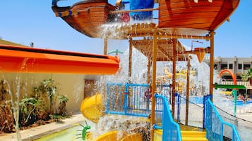 4 piscinas externas, guarda-sóis, espreguiçadeiras