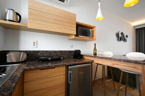 Suíte executiva | Cozinha privada | Geladeira, micro-ondas, cooktop, cafeteira/chaleira