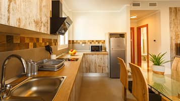 Nevada Apartment | Cozinha privada | Um frigorífico/congelador grande, um micro-ondas, uma placa de cozinha
