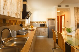 Nevada Apartment | Cozinha privada | Geladeira grande, micro-ondas, cooktop, cafeteira/chaleira