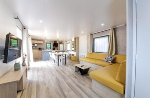 Vila luxo | Área de estar | TV 32 polegadas com canais digitais, mesa de pingue-pongue