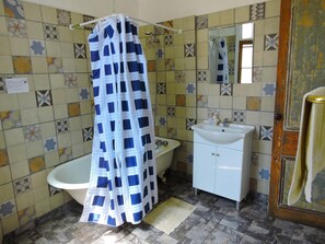 Chuveiro, toalhas de banho
