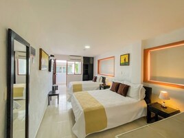 Frigobar, cofres nos quartos, individualmente decorados, escrivaninha