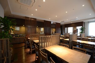 Café da manhã com buffet grátis todos os dias