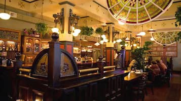 4 bares/lounges