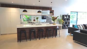 Villa, 3 quartos | Sala de estar | Televisor de ecrã plano de 62 polegadas com canais digitais