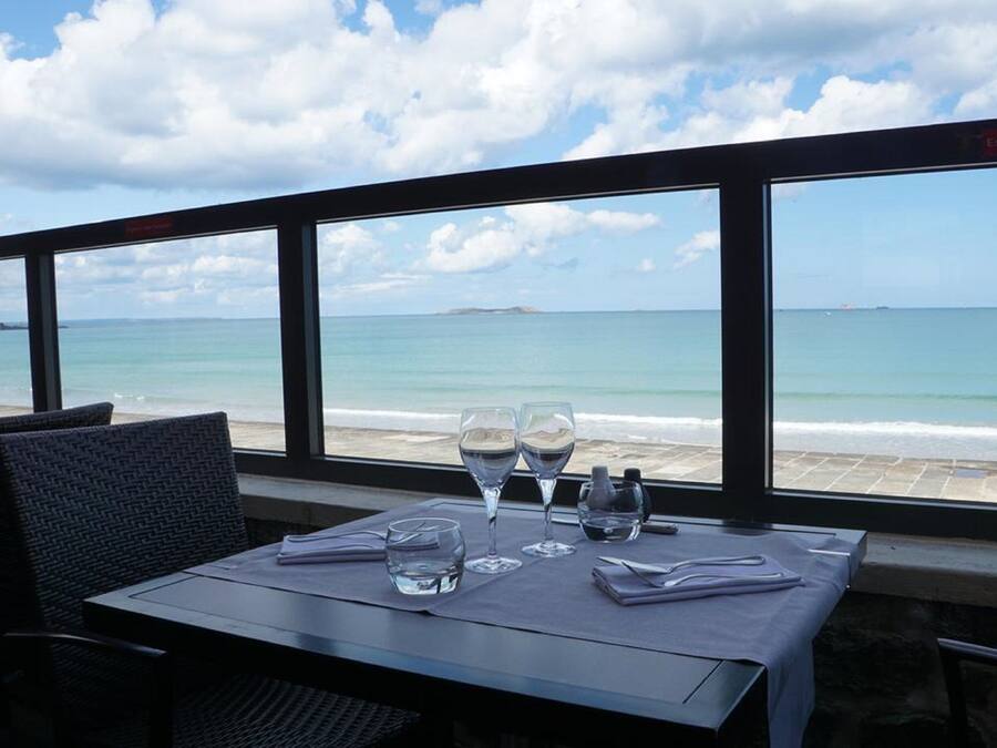 Almoços e jantares servidos, incluindo cozinha à base de marisco