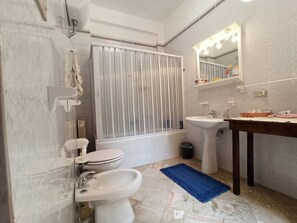 Quarto Duplo Comfort | Casa de banho | Um polibã, um chuveiro fixo, artigos de higiene pessoal grátis 