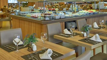Pequeno-almoço tipo buffet diário (14 EUR por pessoa)