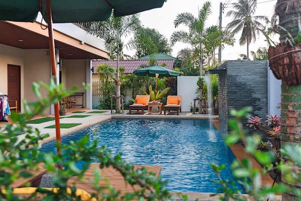 Piscina externa, funciona das 7h às 20h, guarda-sóis, espreguiçadeiras