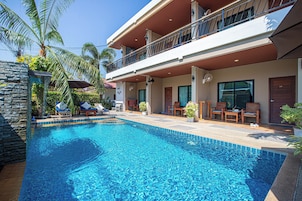 Piscina externa, funciona das 7h às 20h, guarda-sóis, espreguiçadeiras