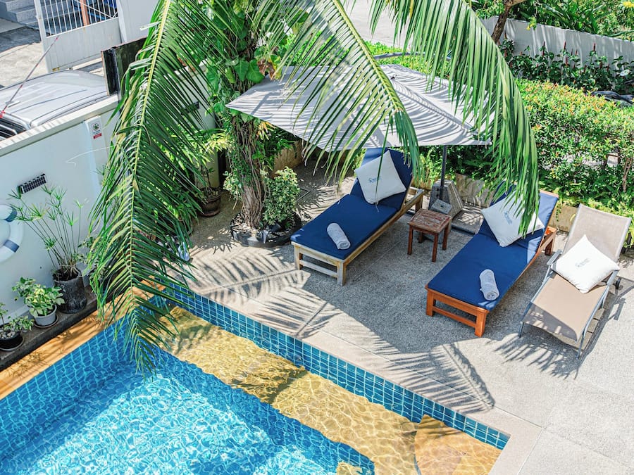 Piscina externa, funciona das 7h às 20h, guarda-sóis, espreguiçadeiras