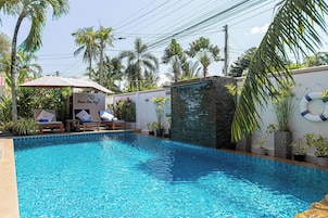 Piscina externa, funciona das 7h às 20h, guarda-sóis, espreguiçadeiras