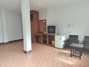 Quarto Familiar, 2 quartos, vista para o jardim | Sala de estar | Televisor de 21 polegadas com canais via satélite 