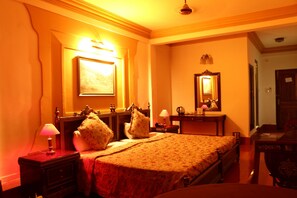 Suite Deluxe, 1 cama king-size, banheira, vista para o vale | 7 quartos, roupa de alta qualidade, camas de colchão viscoelástico 