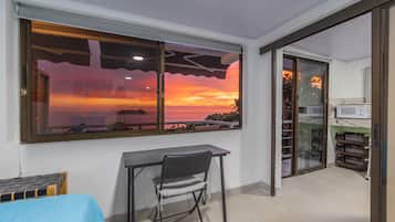 Quarto Panorâmico, em dormitório misto, quartos comunicantes, vista para o mar | Sala de estar | Televisor de 32 polegadas com canais por cabo