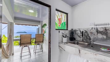 Quarto Panorâmico, em dormitório misto, quartos comunicantes, vista para o mar | Cozinha privada | Um frigorífico/congelador grande, um micro-ondas, um forno