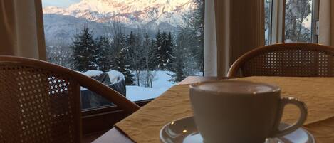 Café da manhã com buffet grátis todos os dias