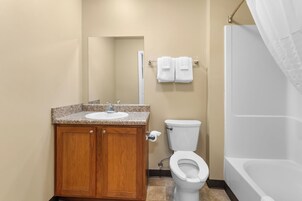Um banheiro com pia, vaso sanitário e banheira.