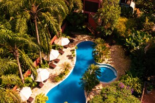 Piscina externa, guarda-sóis, espreguiçadeiras