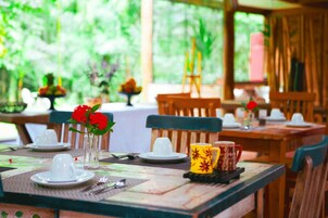 Café da manhã completo grátis todos os dias