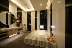 Quarto Duplo Empresarial, banheira de hidromassagem grande | Quartos insonorizados, Wi-fi grátis, roupa de cama fornecida 