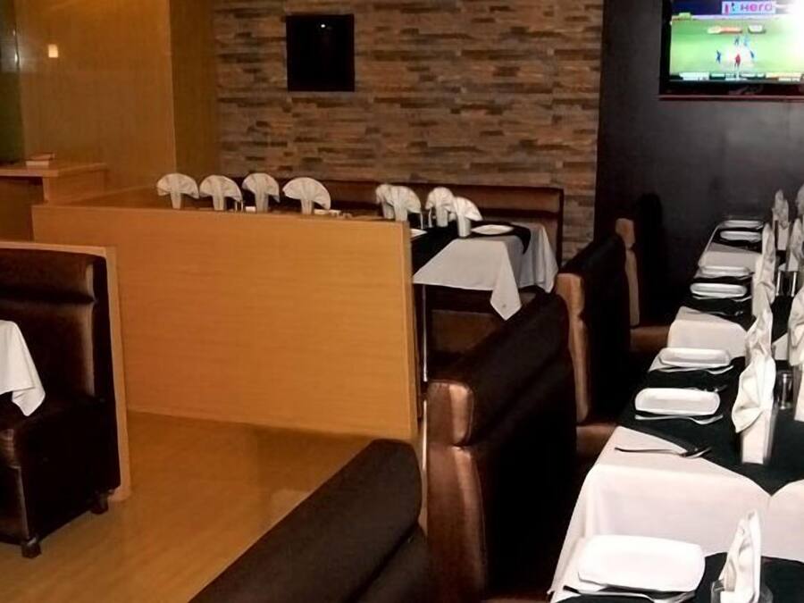 Restaurante com cabines e mesas preparadas para refeições.