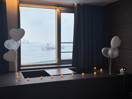 Quarto casal premium | Escrivaninha, cortinas blackout, Wi-Fi de cortesia, roupa de cama