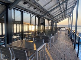 Fachada da propriedade à noite