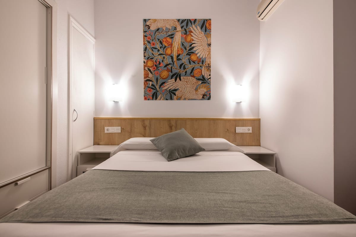 Quarto Duplo, junto ao pátio (Interior) | Com decoração personalizada, com mobília individualizada