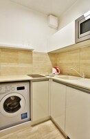 Geladeira, micro-ondas, cooktop, cafeteira/chaleira