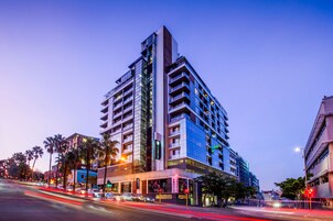 Fachada da propriedade à noite