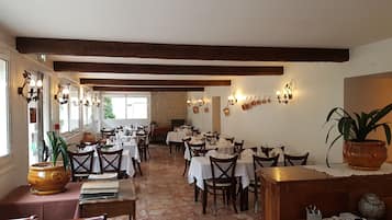 Café da manhã, almoço e jantar; culinária local