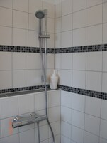 Apartamento (Europa) | Casa de banho | Um polibã, um secador de cabelo, toalhas fornecidas 