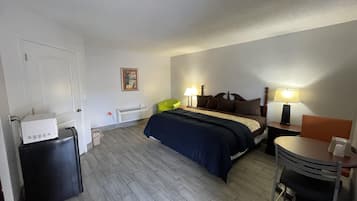 Quarto, 1 cama King, para não fumantes | Ferros/tábuas de passar roupa, Wi-Fi de cortesia, roupa de cama