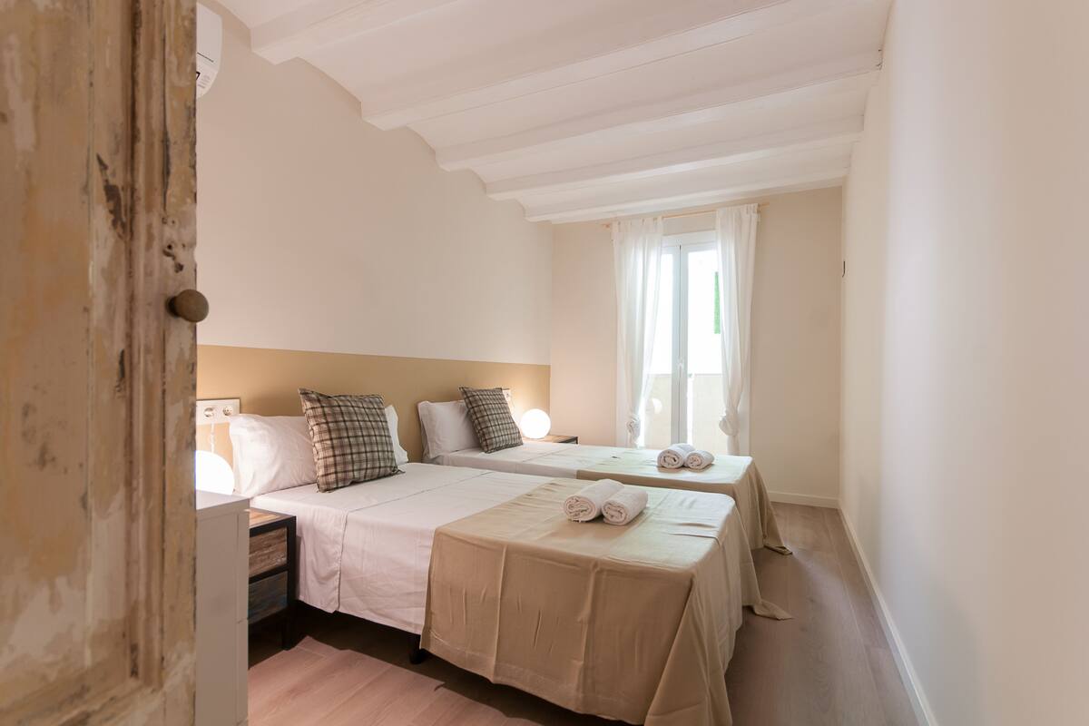 Apartamento Standard, 2 quartos | Edredões de penas, ferro/tábua de engomar, berços/camas para crianças 